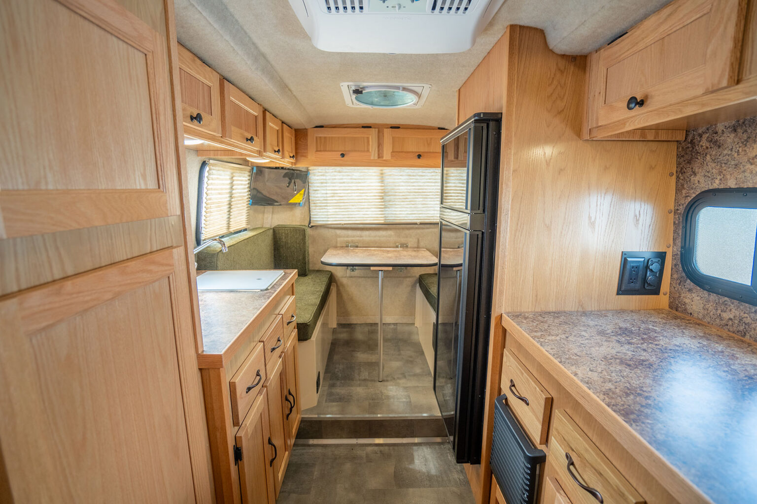 19' Deluxe Layout B - Scamp Trailers