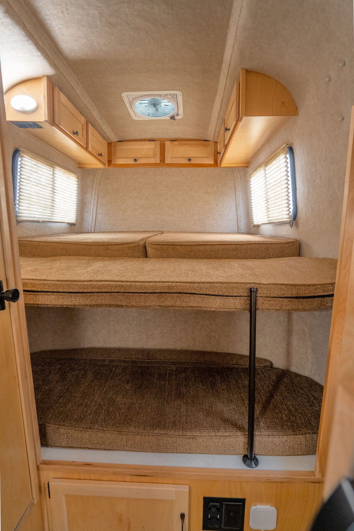 19' Deluxe Layout C - Scamp Trailers