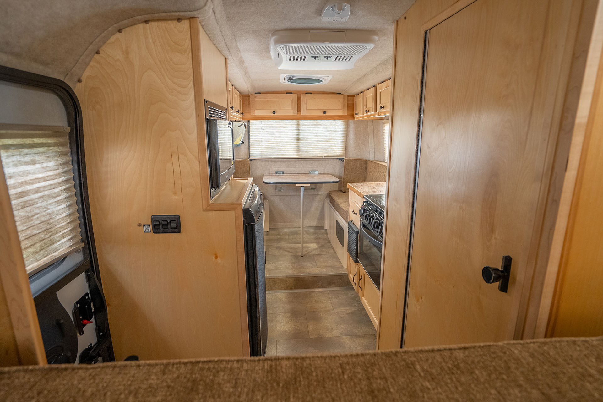 19' Deluxe Layout C - Scamp Trailers